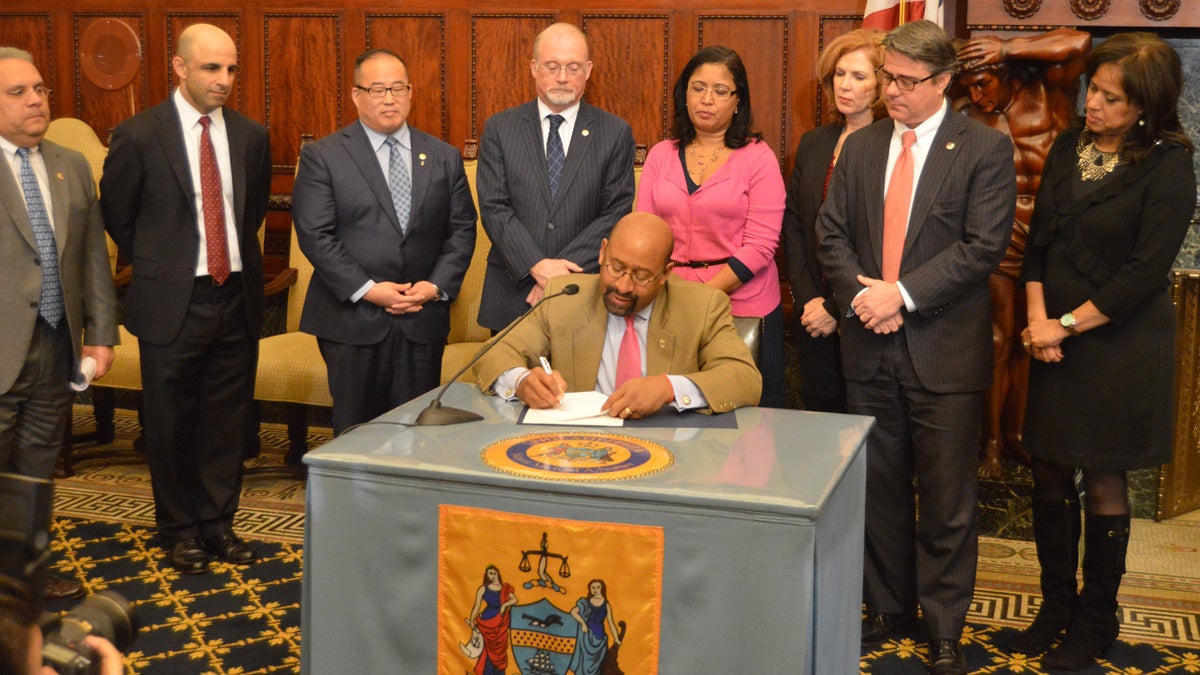 Nutter signs 15-year Comcast franchise agreement - WHYY