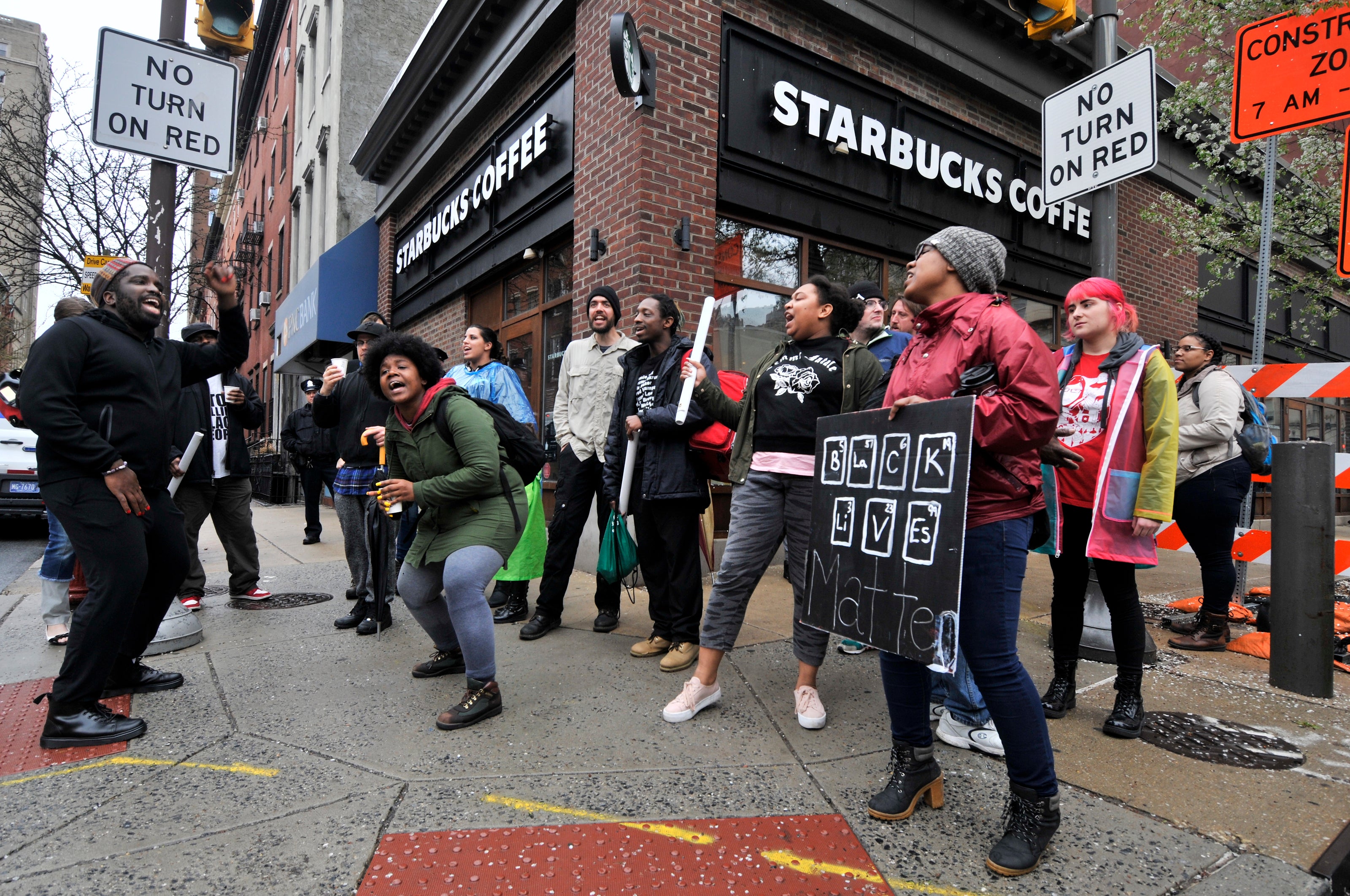 Starbucks CEO hopes to meet with men arrested in Philly shop ...