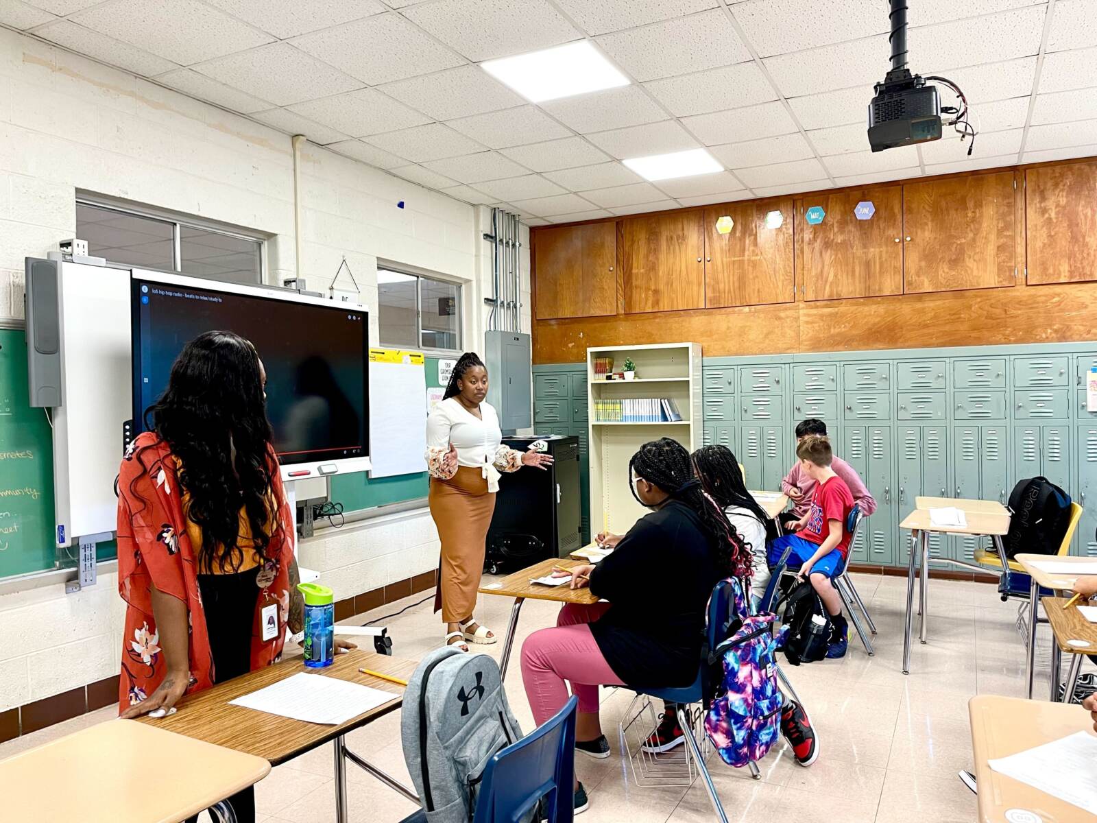 Delaware middle schools to bag and lock cell phones - WHYY