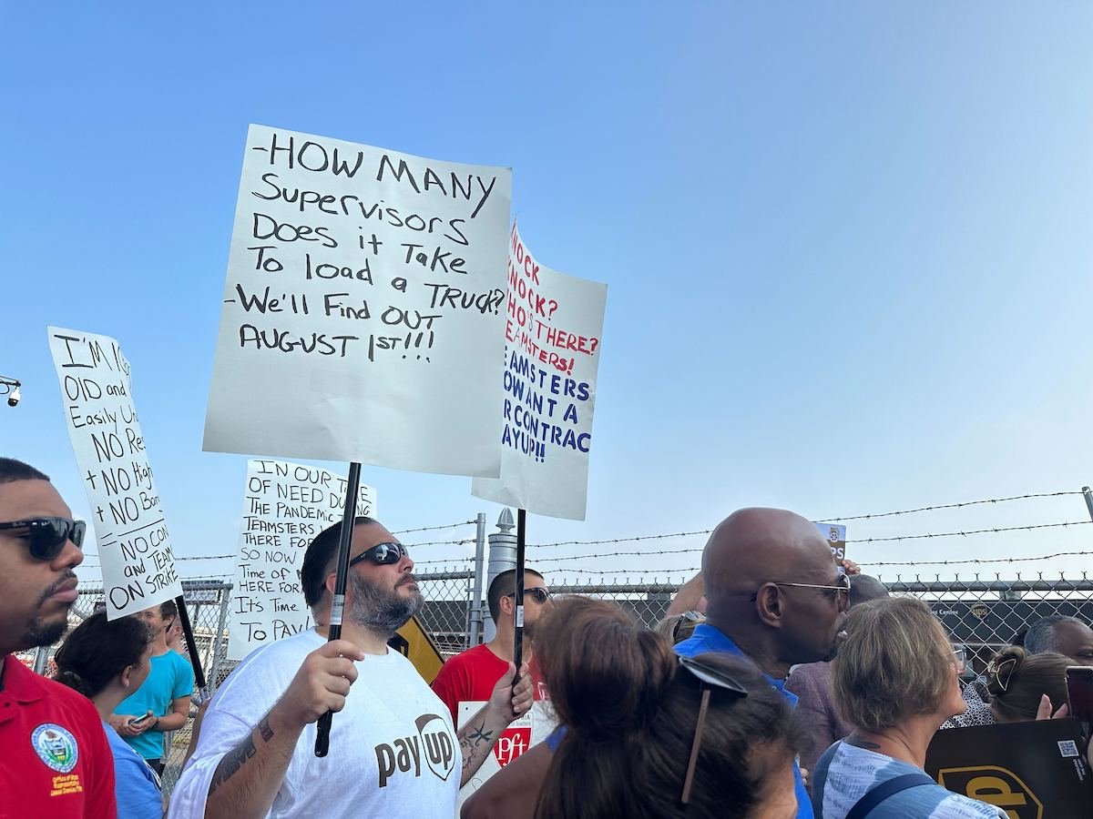 Philadelphia Teamsters 623 union UPS drivers rally before potential ...