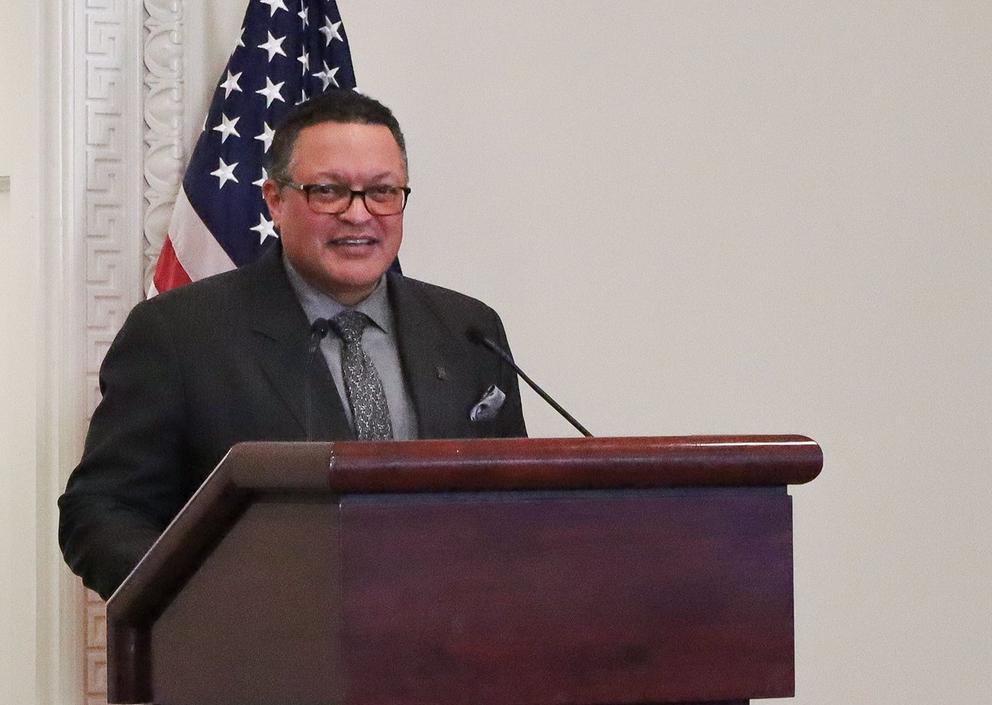 Frederick Douglass' descendant delivers free memoirs to Philly students ...