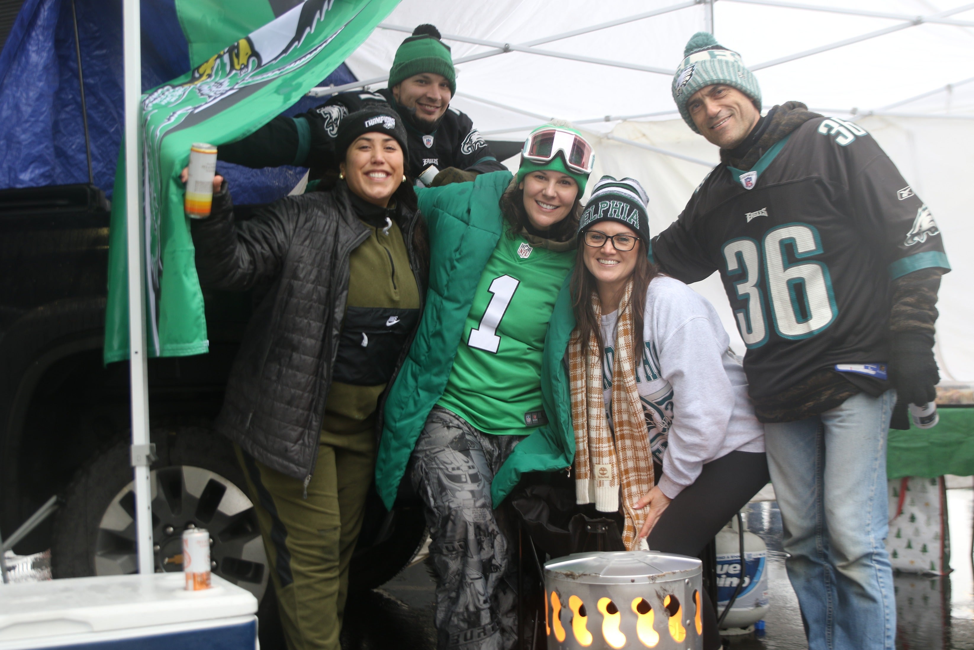Eagles fans flock together despite winter weather - WHYY