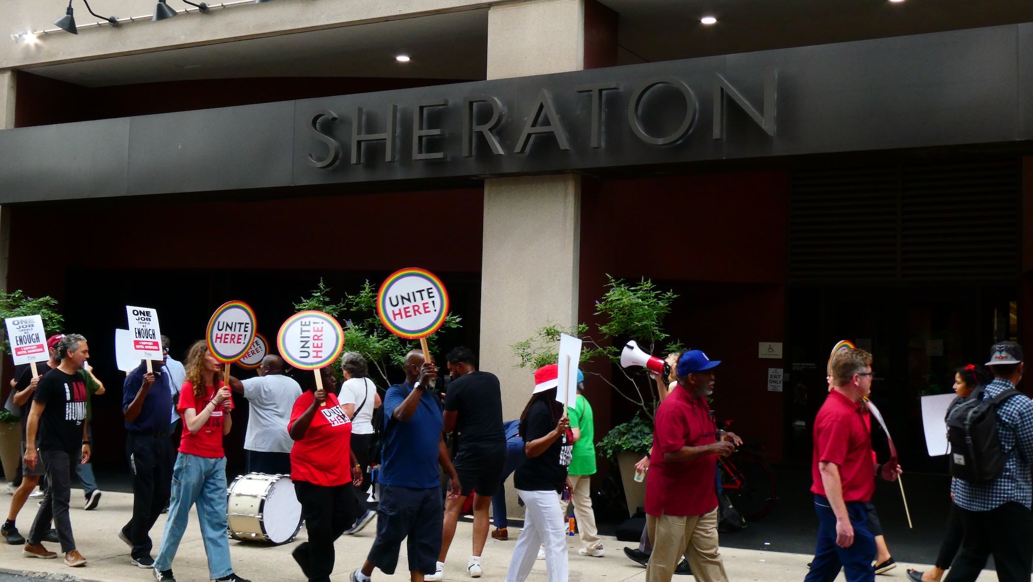 Sheraton workers rally outside of Center City hotel - WHYY